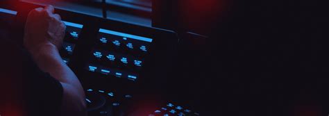 스튜디오에서 비디오 제작 제어판을 편집하십시오 에디터 편집 및 영화 포스트룸에서 영화 등급 Telecine 제어 기계 및 남자 손 편집 또는 포스트 프로덕션에서 디지털