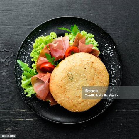 오래 된 나무 바탕에 Prosciutto와 햄버거 아침 식사 텍스트에 대 한 상단 보기 여유 공간 0명에 대한 스톡 사진 및 기타 이미지 Istock