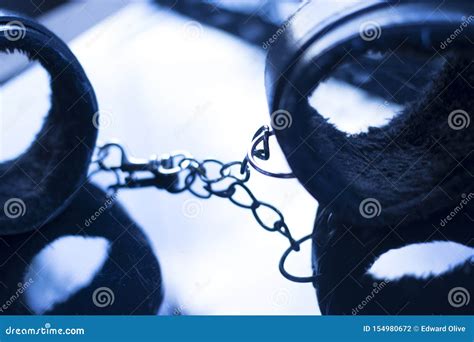 Esposas De Cuero Del S M De La Esclavitud Foto De Archivo Imagen De Castigo Deseo