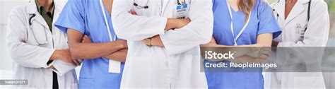 팔짱을 끼고 팀워크와 다양성 협업 지원 및 웰빙 클리닉을 위한 병원의 의료 의료 배너 의사 및 간호사의 클로즈업 그룹은 동기 부여 신뢰 및 도움을 위해 일합니다 의사에 대한