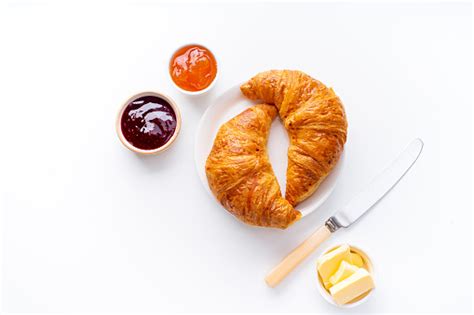 신선한 크루아상과 잼과 버터를 곁들인 탁트인 전망 플랫레이 아침 식사 개념입니다 흰색 배경 0명에 대한 스톡 사진 및 기타 이미지 Istock
