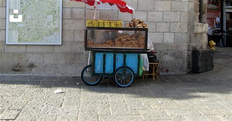 음식으로 가득 찬 카트 사진 Unsplash의 무료 올드 시티 이미지