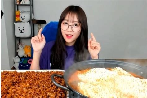 유튜버 쯔양이 개업한 식당 돈까스 크기 클라스