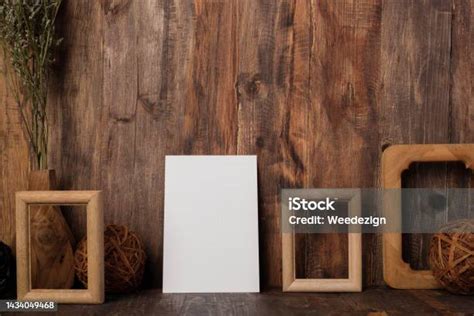 목제 사진 프레임과 테이블에 고리 버들 공이있는 모형 빈 흰 종이 포스터 카드 개체 그룹에 대한 스톡 사진 및 기타 이미지 개체 그룹 0명 결심 Istock