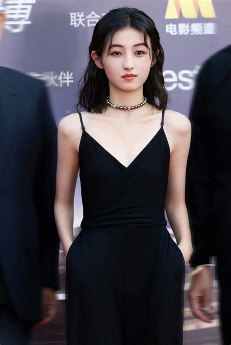 今晚亮相的张子枫，好飒好好看，是00后妹妹长大了的样子00后张子枫吊带新浪新闻