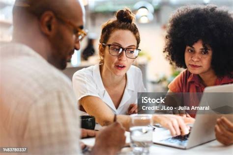 비즈니스 점심을 먹으며 고객과 토론하는 비즈니스 여성 모임에 대한 스톡 사진 및 기타 이미지 모임 팀워크 일함 Istock
