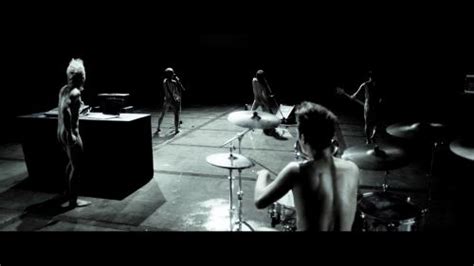 新曲Nakedのミュージックビデオを裸で撮影したSPYAIR スポニチ Sponichi Annex 芸能