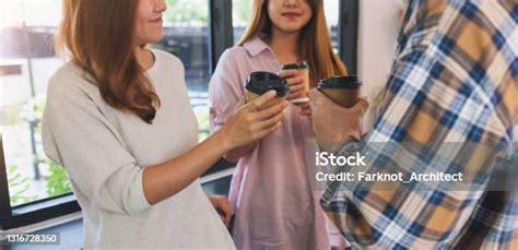 한 무리의 젊은이들이 카페에서 함께 커피 컵을 마시고 깜박이는 것을 즐겼습니다 모임에 대한 스톡 사진 및 기타 이미지 모임 아침 식사 20 24세 Istock