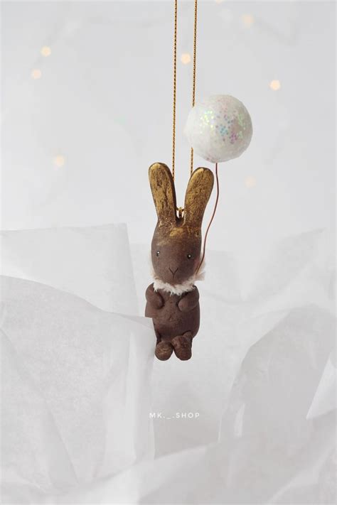 Авторская елочная игрушка Шоколадный кролик с шариком в интернет магазине Ярмарка Мастеров по