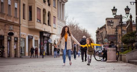 아이는 우리의 삶을 기쁨으로 채 웁니다 도시의 어머니와 딸 사진 Unsplash의 아프리카 소녀 이미지