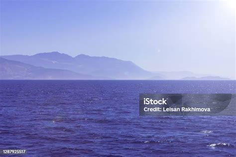 보라색 톤의 산과 푸른 바다 물이있는 여름 바다 풍경 여름에지중해의 수평선너머로 산의 전경을 조망하실 수 있습니다 공간을 복사합니다 관광에 대한 스톡 사진 및 기타 이미지