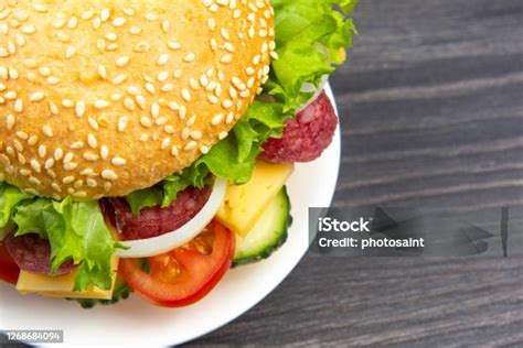 야채와 소시지와 햄버거 패스트 푸드와 아침 식사 칼로리와 다이어트 건강한 식생활에 대한 스톡 사진 및 기타 이미지 건강한