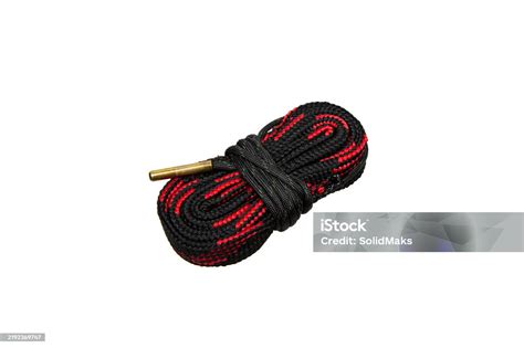 검은 색과 빨간색 총 청소 뱀은 놋쇠 무게를 가진 뱀으로 감겨 있고 사용할 준비가되어 있으며 흰색 배경에 격리되어 총기 유지 보수 및 청소 장비 재고 사진에 이상적입니다