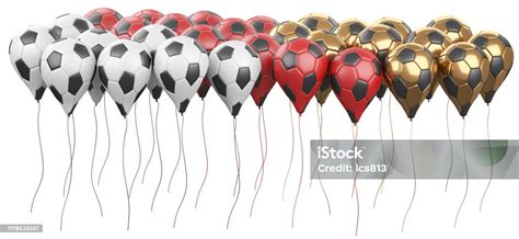 흰색과 검은 색 세그먼트 양식 축구 공에 긴 행 여러 가지 빛깔의 풍선 큰 축구 잔치 휴일 3차원 형태에 대한 스톡 사진 및