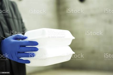 배달 남자 의료 고무 장갑에 패키지 음식을 들고 공간을 복사합니다 25 29세에 대한 스톡 사진 및 기타 이미지 25 29세