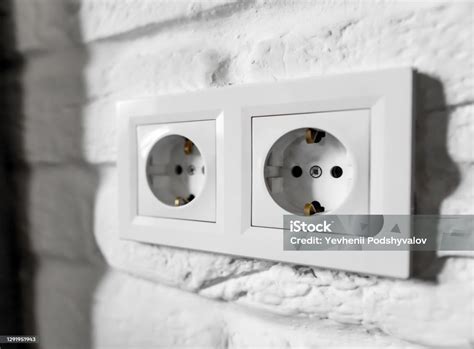 접지와 플라스틱 독일어 이중 소켓 콘센트 유형 F 빈 분리된 유럽 식 화이트 파워 소켓 또는 전기 콘센트 Cee 7 쌍에 벽돌 벽에 두 개의 접지 클립이 있습니다 0명에