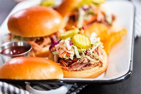 바베 큐는 브리 오슈 빵에 옆구리와 돼지고기 샌드위치를 뽑아 낮에 대한 스톡 사진 및 기타 이미지 낮 녹색 라이터