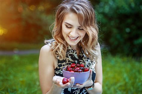 행복 한 여자는 버 찌의 그릇을 보유 하고있다 뜨거운 여름입니다 개념은 건강 식품 및 라이프 스타일 건강한 생활방식에 대한 스톡 사진 및 기타 이미지 Istock