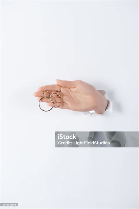 백서를 통해 아름 다운 라운드 황금 귀걸이와 손을 잡고 여자의 이미지를 자른 개인 장식품에 대한 스톡 사진 및 기타 이미지 개인 장식품 귀걸이 금 금속 Istock