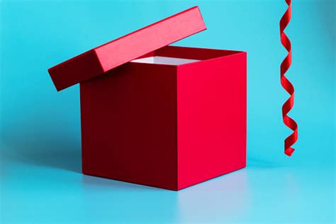 밝은 파란색 배경에 뚜껑 Ajar와 나선형 리본이있는 빨간 선물 상자 근접 촬영 휴일 개념 인사말이나 광고에 대한 모형 선물 상자에 대한 스톡 사진 및 기타 이미지 Istock