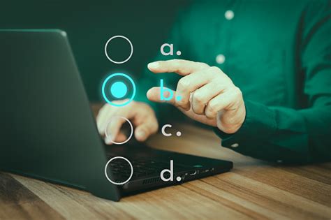 노트북을 사용하는 성인 남성은 문서 승인과 체크리스트 계획 개념을 위해 올바른 사인 표시를 한다 평가 평가 시험 교육 설문지 온라인 설문 조사 온라인 시험을 치르십시오