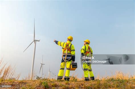 전기 에너지를 생성하기 위해 풍력 터빈 농장 순환에서 균일한 홀드 장비 상자 검사 작업을 수행하는 엔지니어 녹색 생태 전력 에너지 생성 풍력 지속 가능한 에너지 개념 발트