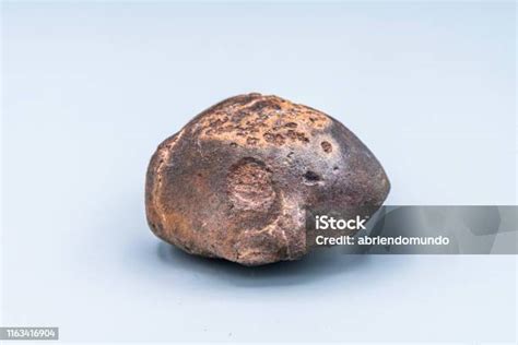 콘드라이트 운석 L형은 태양계 초기 의 우주 공간에서 소행성으로 형성된 바위 조각이다 이 운석은 아타카마 사막에서 지구에 영향을 미치는 운석 가을에서 유래 0명에 대한 스톡