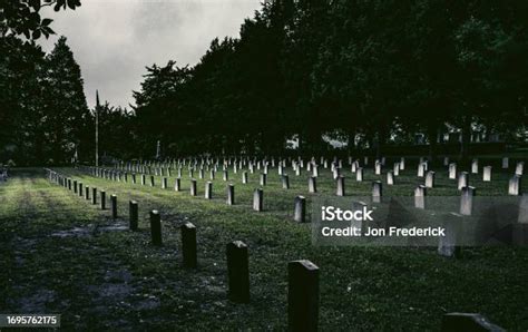 조지아주 뉴넌에 있는 나무로 둘러싸인 남군 병사들의 남북 전쟁 참전 용사 묘지 역사 지구 0명에 대한 스톡 사진 및 기타 이미지 0명 American Civil War