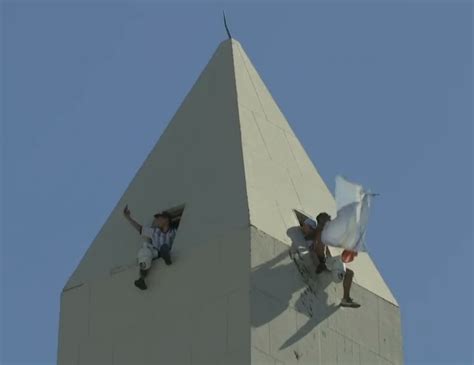 아르헨 팬들 메시 보기 위해 70m 탑 꼭대기에 매달렸다 위험천만