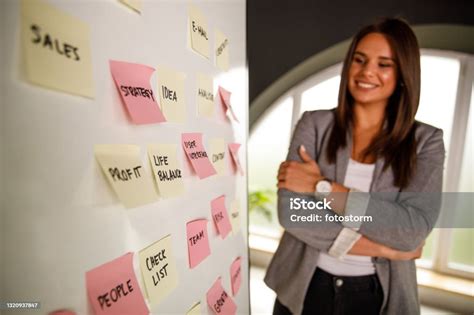 끈적끈적한 메모가 달린 화이트보드 앞에서 팔을 들고 서 있는 사업가 25 29세에 대한 스톡 사진 및 기타 이미지 25 29