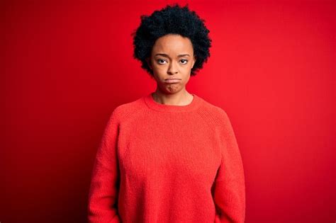 젊은 아름 다운 아프리카 계 미국인 Afro 여자 곱슬 머리 캐주얼 스웨터를 입고 우울 하 고 고민에 대 한 걱정 울고 분노와 두려워 슬픈 표정 감정에 대한 스톡 사진 및