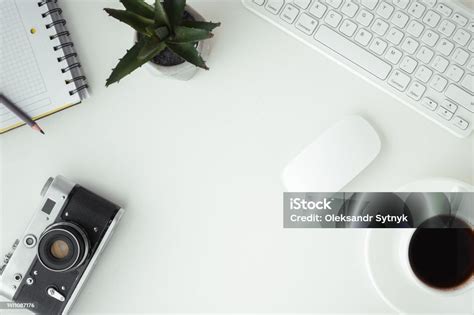 흰색 키보드 마우스 복고풍 카메라 및 흰색 테이블 표면에 커피 한 잔 흰색 작업 장소 사진 작가 책상의 평평한 누워 텍스트의 공간을 복사합니다 텔레워크 개념 탁자에 대한
