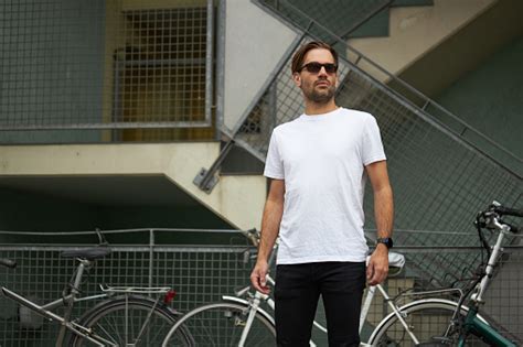 힙스터 잘 생긴 남성 모델에 흰색 빈 티셔츠로 캐주얼 한 도시 스타일의 로고 또는 디자인을위한 공간이 있습니다 T 셔츠에 대한 스톡 사진 및 기타 이미지 Istock