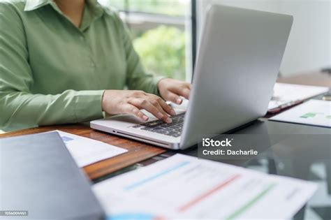 녹색 친환경 현대 작업 공간에서 일하는 비즈니스 여성 비즈니스를 위한 창의적인 아이디어 친환경 전문 투자자 프로젝트 사업 시작 개념에 대한 스톡 사진 및 기타 이미지