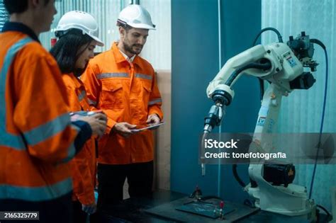 프로그래밍 및 조작 로봇 손 산업용 로봇 설계 하이테크 시설 현대 기계 학습과 함께 일하는 로봇 공학 엔지니어 그룹입니다 대량