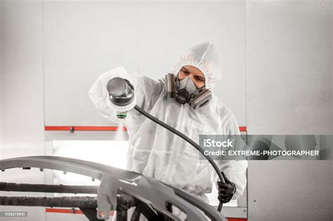 자동차 차체가 게에서 스프레이 건을 사용 하 여 자동차 파트에 페인트를 적용 한 회화 기술자 스프레이 도장에 대한 스톡 사진 및 기타 이미지 Istock