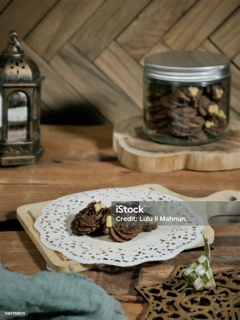 버터 계란 밀가루 코코아 및 초코 칩으로 만든 꽃 모양의 Kue Semprit Coklat 또는 초콜릿 버터 Coookies