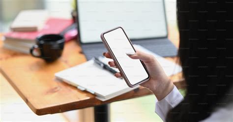 그녀의 사무실에서 빈 화면 스마트폰을 들고 있는 전문 사업가의 모습을 닫습니다 사진 Unsplash의 태국 이미지