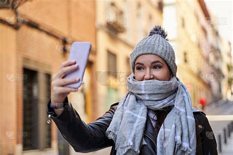 穿着外套的年轻女子在自拍