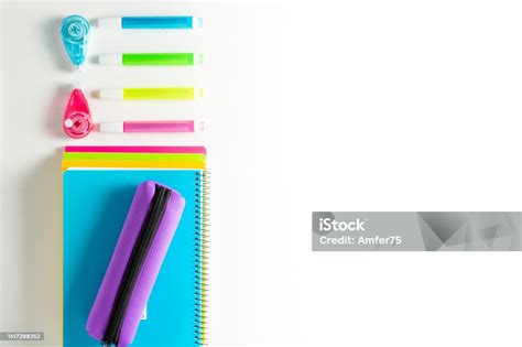 학교 개념으로 돌아 가기 흰색 배경 테이블에 학교 및 사무용품 복사 공간이있는 평면 디자인 0명에 대한 스톡 사진 및 기타