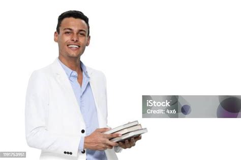 정면보기 1인 1인 허리 까지 초상화 2029세 성인 잘생긴 사람 흑발 아프리카 민족 아프리카계 민족 젊은 남자 학생 대학생 서 교과서 들고 20 24세에 대한 스톡 사진