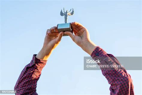 젊은 사람이 경쟁 트로피 그림 복사 공간 А와 하늘에 대 한 제기 손을 우승 경쟁에 대한 스톡 사진 및 기타 이미지 경쟁 골인 금 금속 Istock