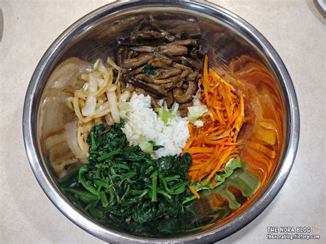 클래식하게 큰 그릇에서 쓱쓱 비벼 함께 먹은 비빔밥