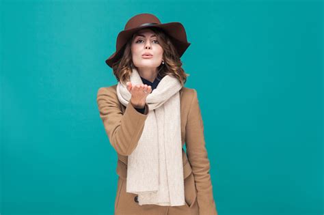 귀여운 여자는 사랑으로 카메라에서 공기 키스를 보냅니다 가을에 대한 스톡 사진 및 기타 이미지 가을 갈색 귀여운 Istock