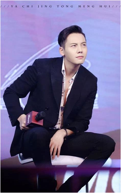 陈伟霆与粉丝互动后，西装变白了 360娱乐，你开心就好