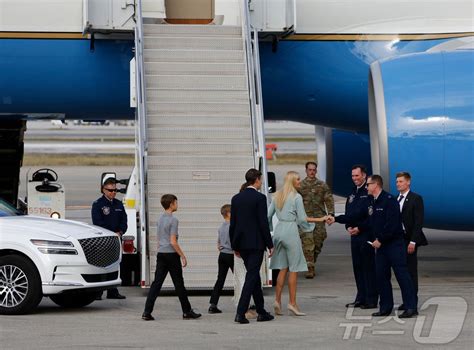 [포토] 美공군기 탑승하는 이방카 가족…옆엔 제네시스 Gv80 뉴스1