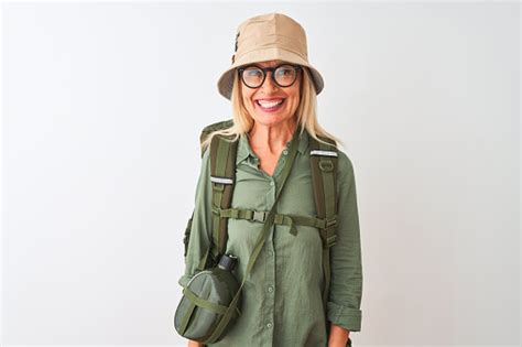 배낭 모자 수통 안경을 쓰고 고립 된 흰색 배경 위에 행복하고 시원한 미소를 지은 중년 하이커 여성 운이 좋은 사람 긍정적인 감정 표현에 대한 스톡 사진 및 기타 이미지