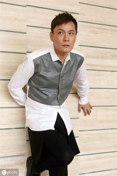 情歌王子张信哲，年过50依旧帅气，年轻时是多少女孩的白马王子啊 搜狐大视野 搜狐新闻