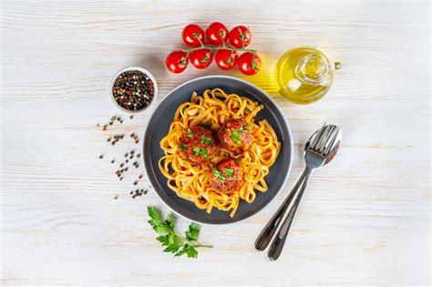 토마토 소스와 향신료를 곁들인 수제 미트볼은 흰색 나무 배경에 검은 팬으로 제공됩니다 꼭대기에 대한 스톡 사진 및 기타 이미지 꼭대기 파스타 가루로 빻은 Istock