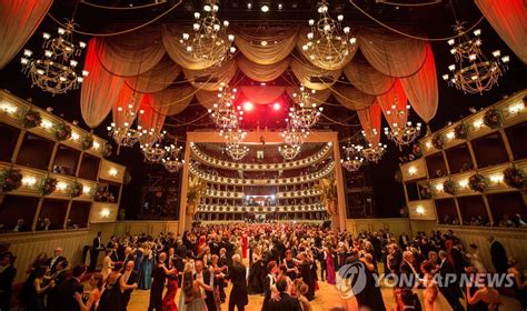 영화 속 장면 같은 무도회 연합뉴스